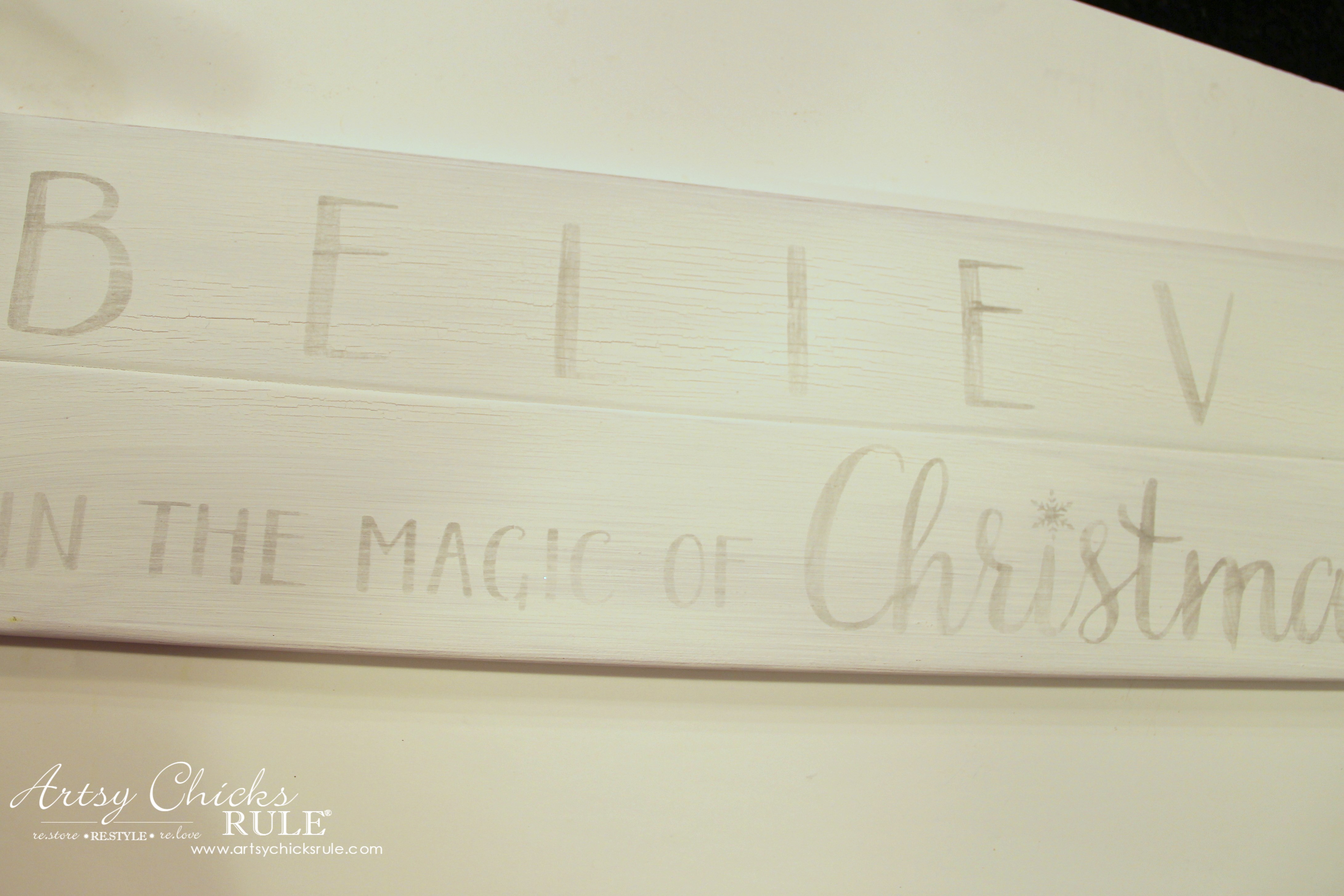 DIY Believe in the Magic of Christmas Sign - Artsy Chicks Rule®